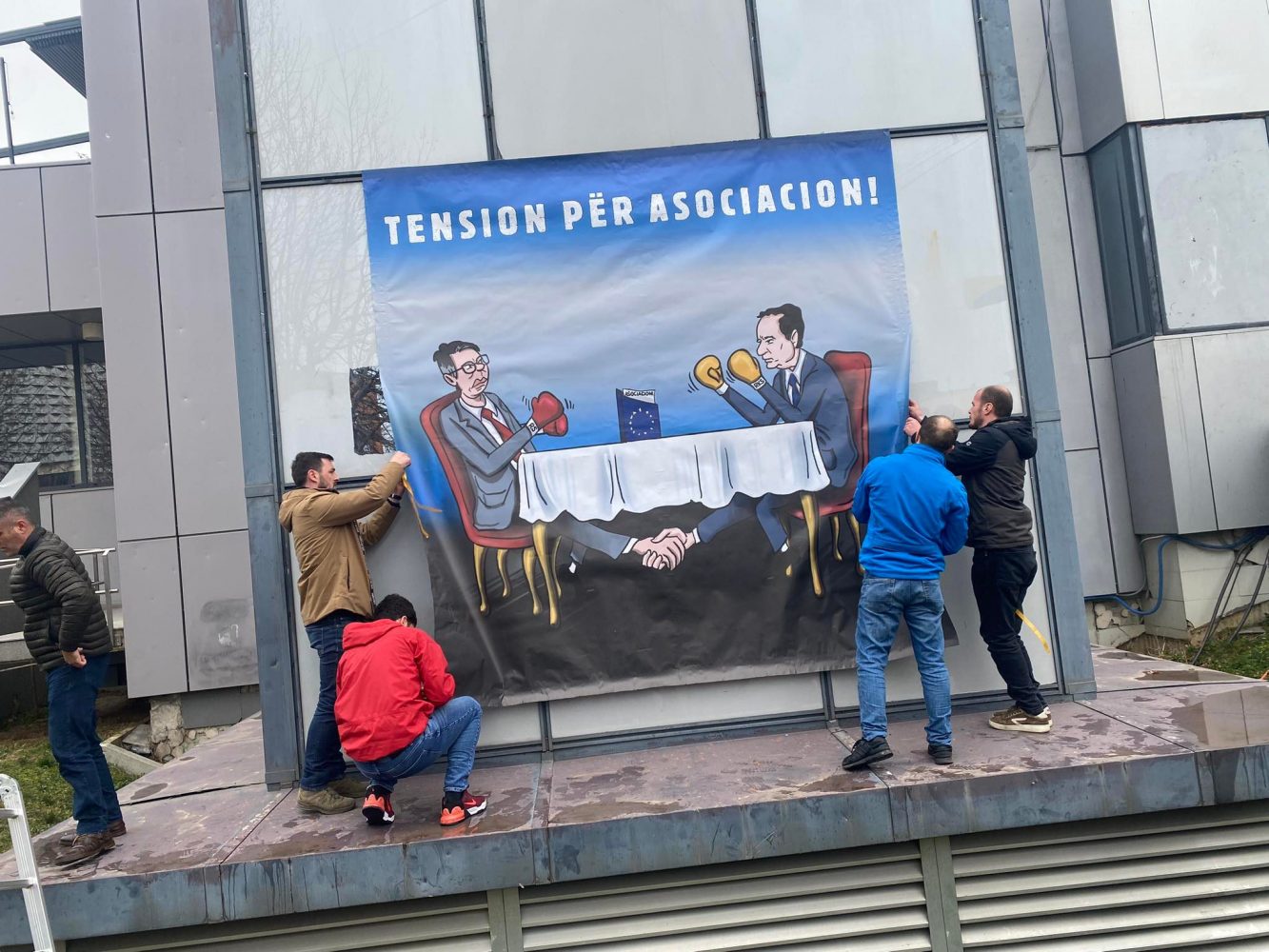 Takimi Kurti- Vuçiq, PSD-ja me aksion: Mbi tavolinë doreza boksi ...