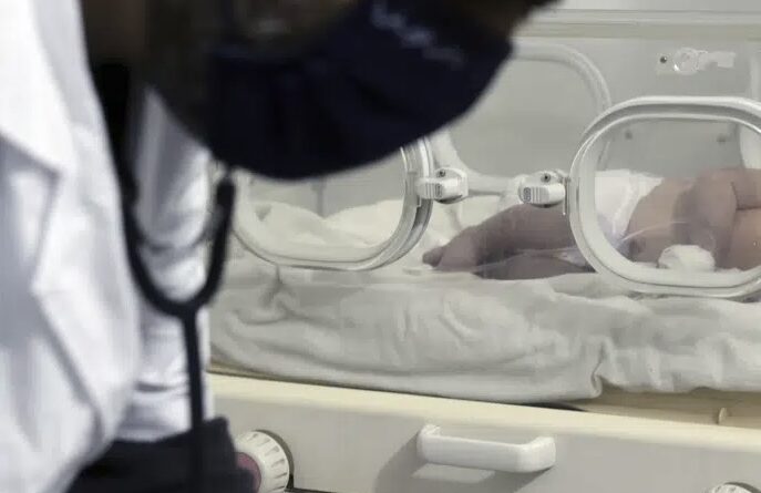 Foshnja që lindi nën rrënoja tani ka një emër: Aya, arabisht për “një ...