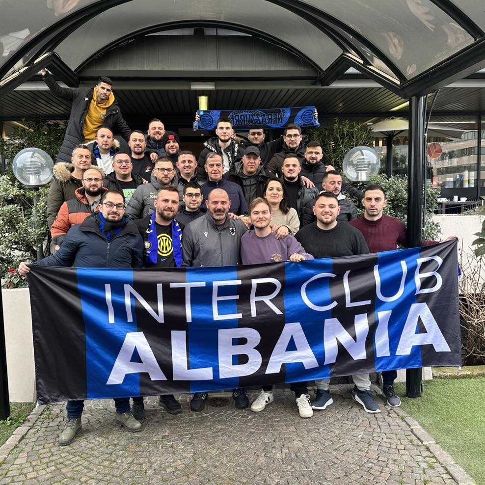 Tifozët shqiptarë të grupit “Inter Club Albania” takohen dhe bëjnë foto ...
