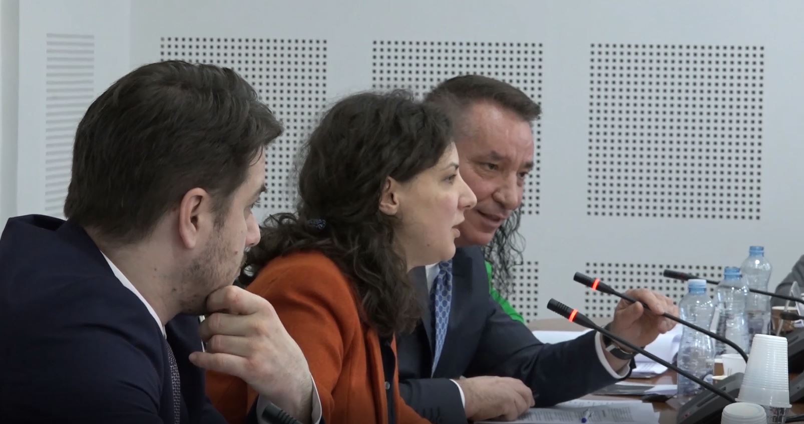 Lekaj përplaset me Mujën: Nëse je avokat i ministres Rizvanolli, a ke ...
