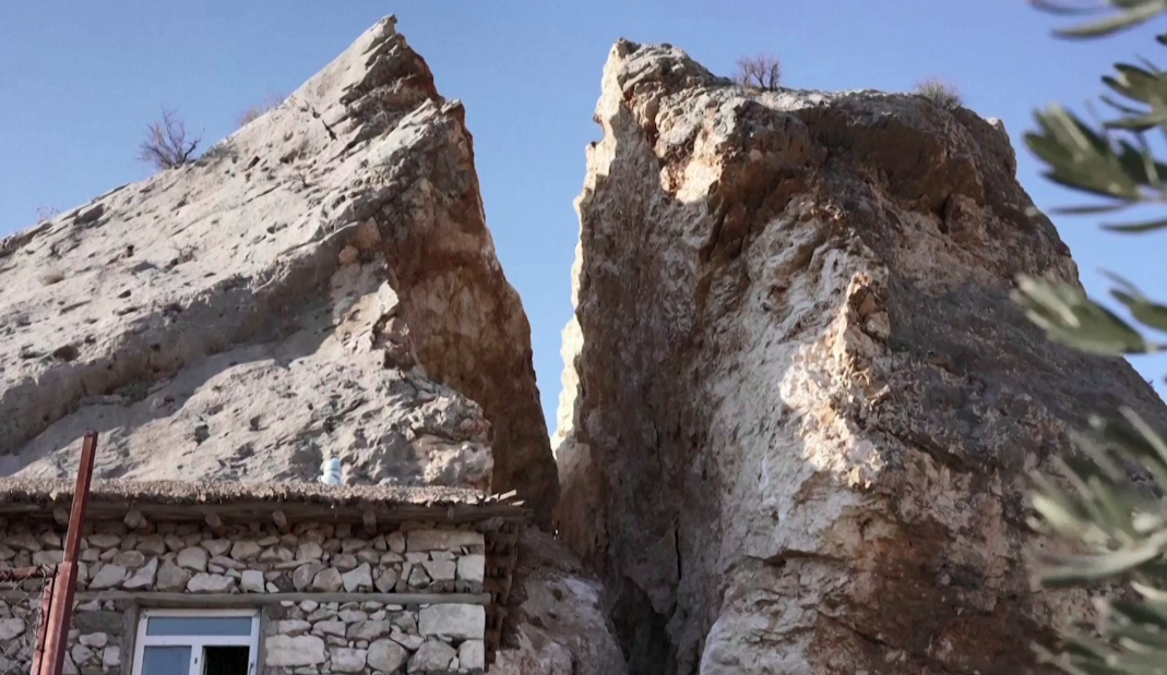 Shkëmbi ndahet në dysh dhe ngec në shtëpinë e të moshuarës, evakuohet ...