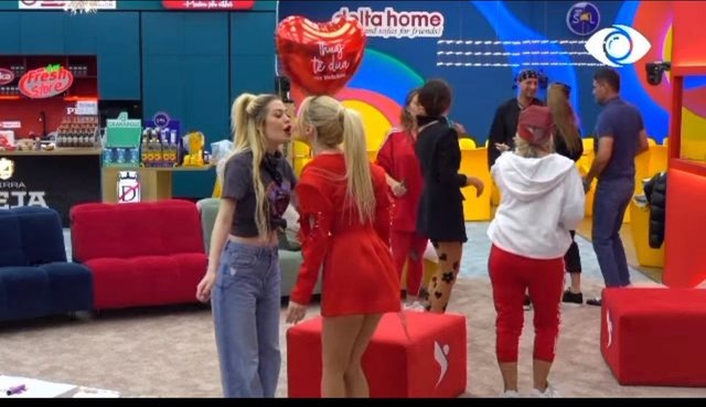 Shën Valentini në Big Brother, dy banore puthen në buzë - Gazeta Express Shën Valentini në Big Brother, dy banore puthen në buzë - Gazeta Express