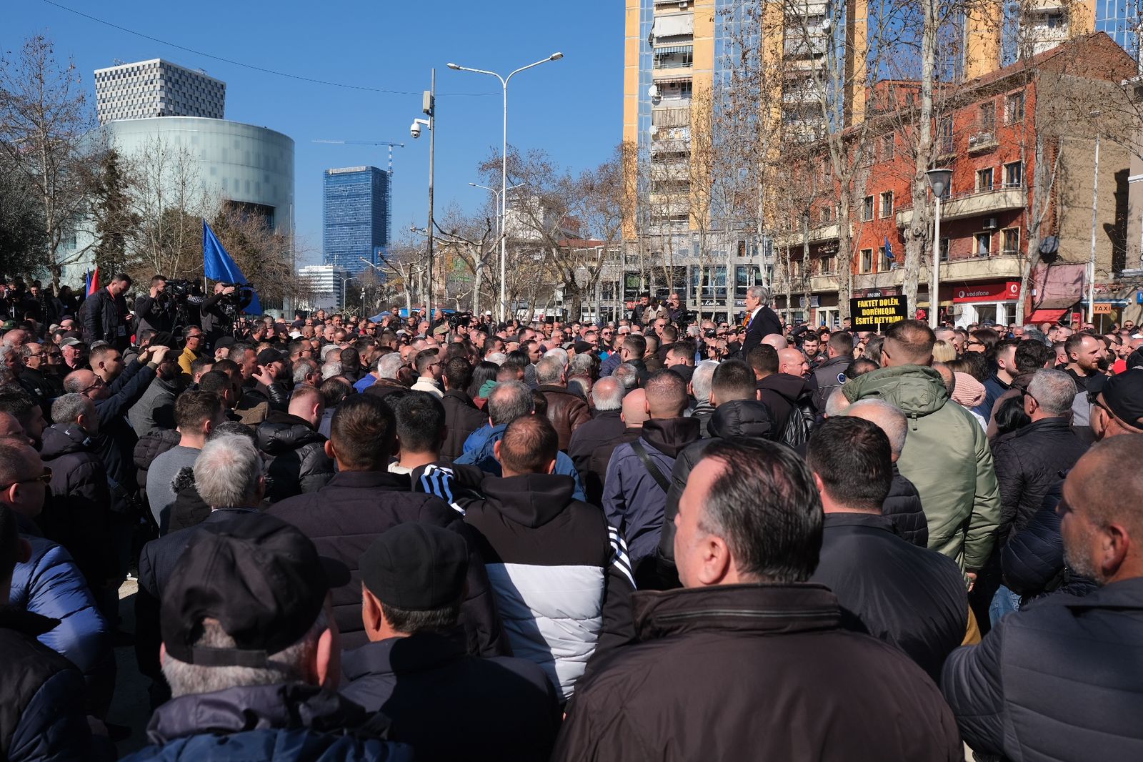 Mbyllet pas 3 orësh protesta e opozitës në Tiranë - Gazeta Express Mbyllet pas 3 orësh protesta e opozitës në Tiranë - Gazeta Express