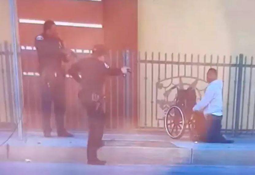 Pamje të rënda, tre policë e qëllojnë për vdekje një 36-vjeçar me ... Pamje të rënda, tre policë e qëllojnë për vdekje një 36-vjeçar me ...