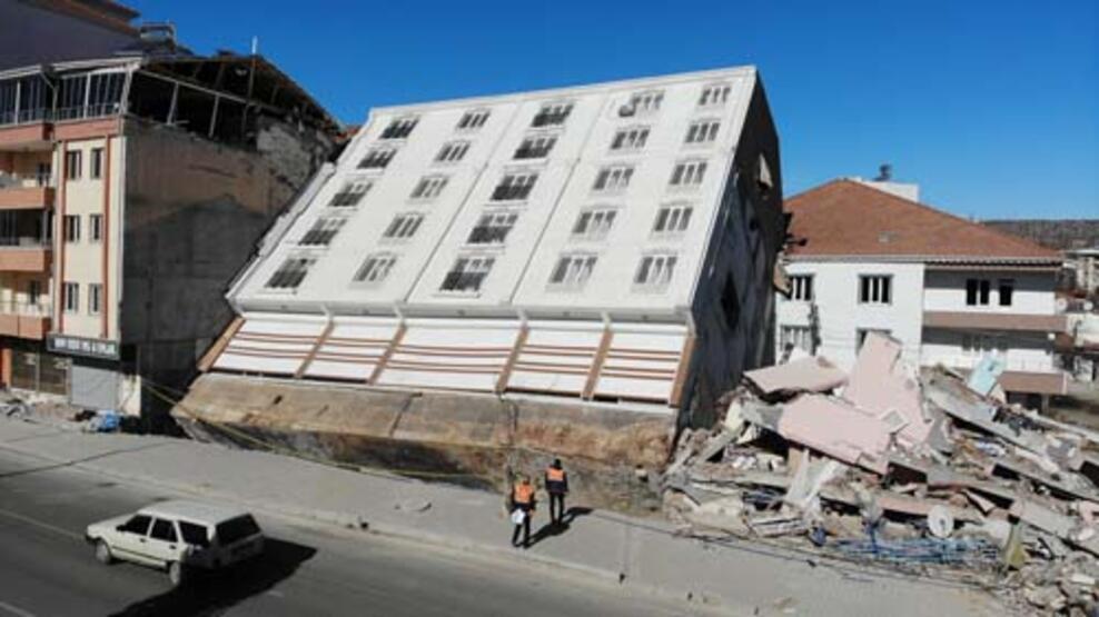 Pallati që u shtri me gjithë themele pa iu thyer asnjë xham kthehet në ...