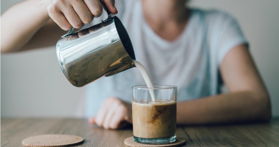 Hulumtim i ri: Pse duhet të vendosni qumësht në kafe - Gazeta Express