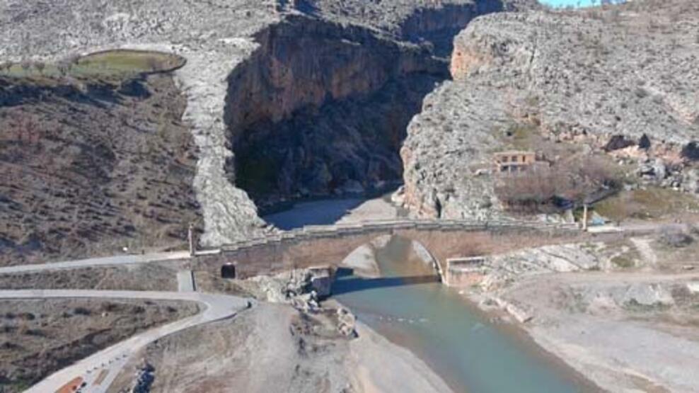 Pranë epiqendrës së tërmetit në Turqi, në urën 1800 vjeçare nuk ka ...