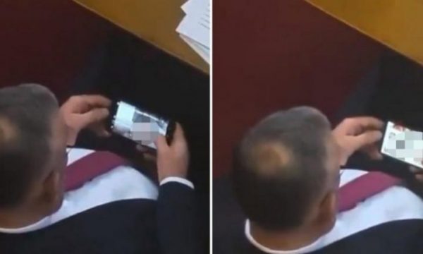 Incizohet duke shikuar video porno në Kuvend, jep dorëheqje deputeti ... Incizohet duke shikuar video porno në Kuvend, jep dorëheqje deputeti ...