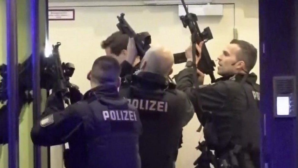 Policia kishte qenë në shtëpinë e sulmuesit në Gjermani që shkaktoi ... Policia kishte qenë në shtëpinë e sulmuesit në Gjermani që shkaktoi ...