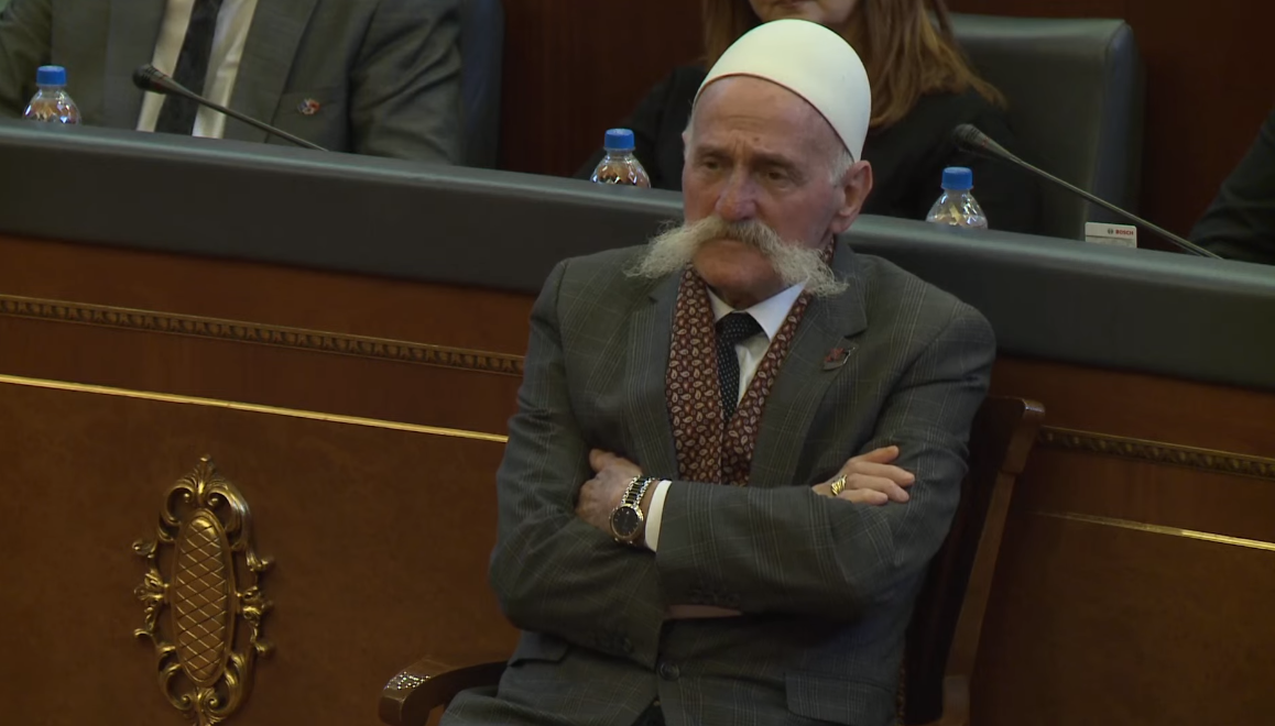 Rifat Jashari emocionohet derisa Konjufca e kujton momentin kur ai u ...