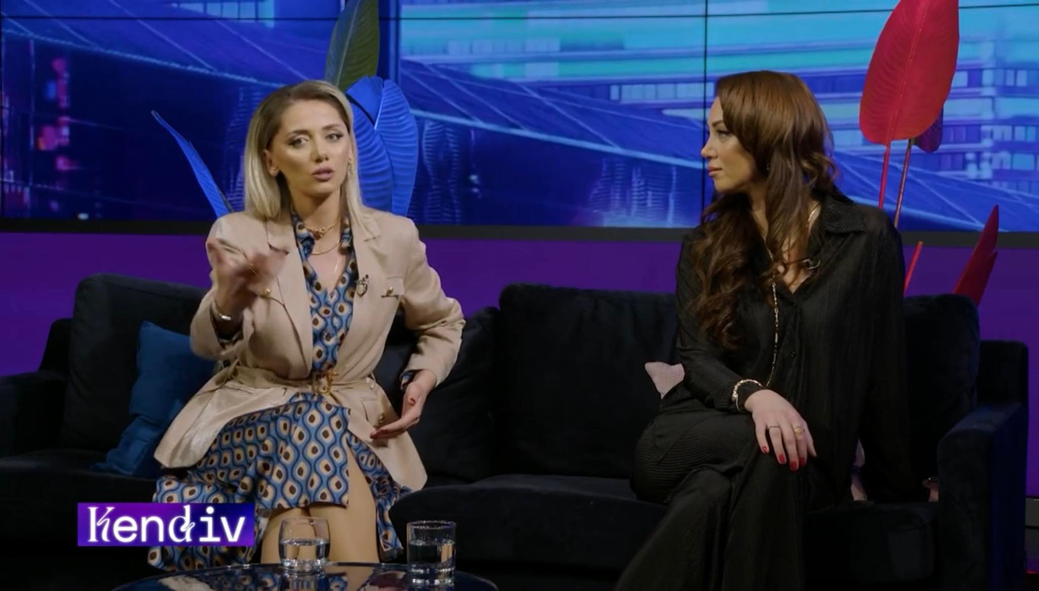 Gresa dhe Besiana thumbojnë kolegët që po këndojnë këngën 'Mora fjalë ...