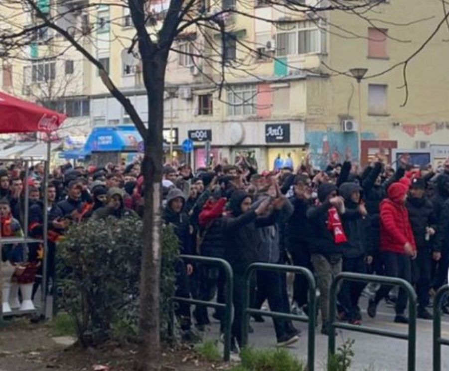Derbi Partizani-Tirana, tifozët “ndezin” rrugët e kryeqytetit para ... Derbi Partizani-Tirana, tifozët “ndezin” rrugët e kryeqytetit para ...