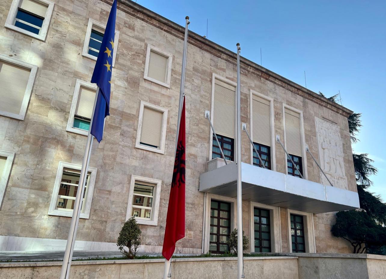 Aksidenti tragjik në Greqi, flamuri shqiptar ulet në gjysmë shtizë ...