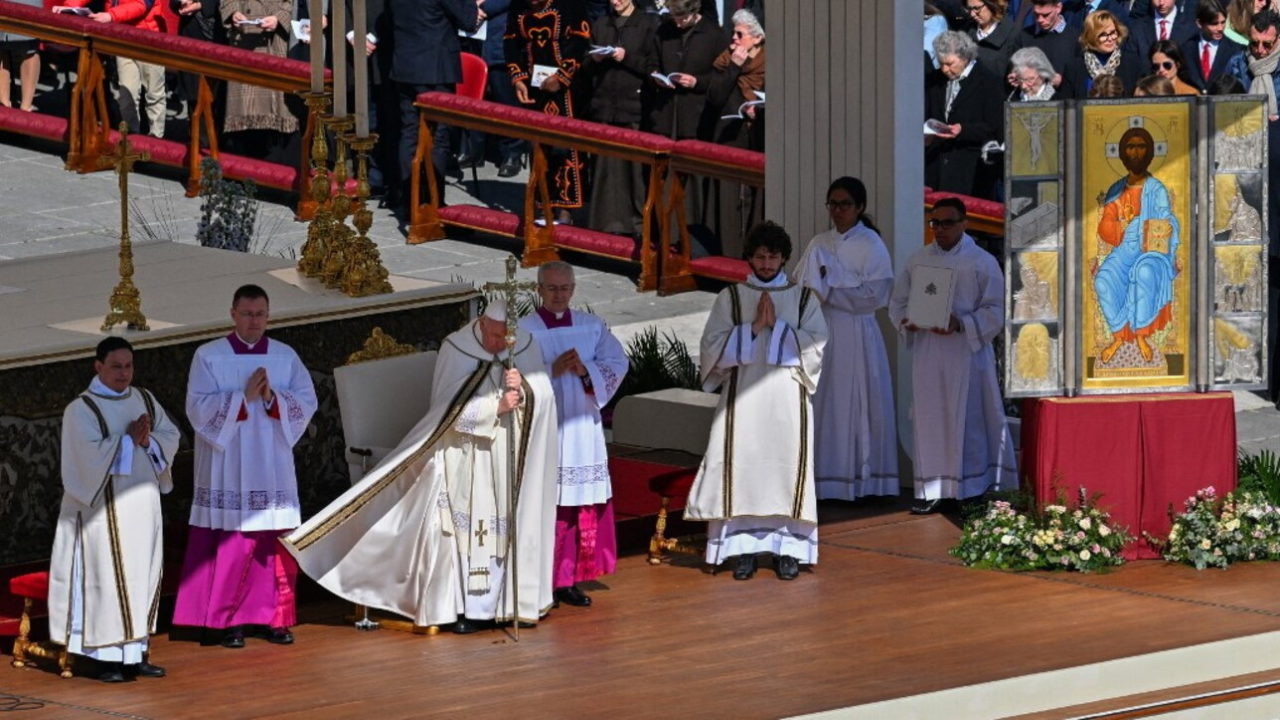 Festa e Pashkës, 45 mijë besimtarë në sheshin e Shën Pjetrit për të ...