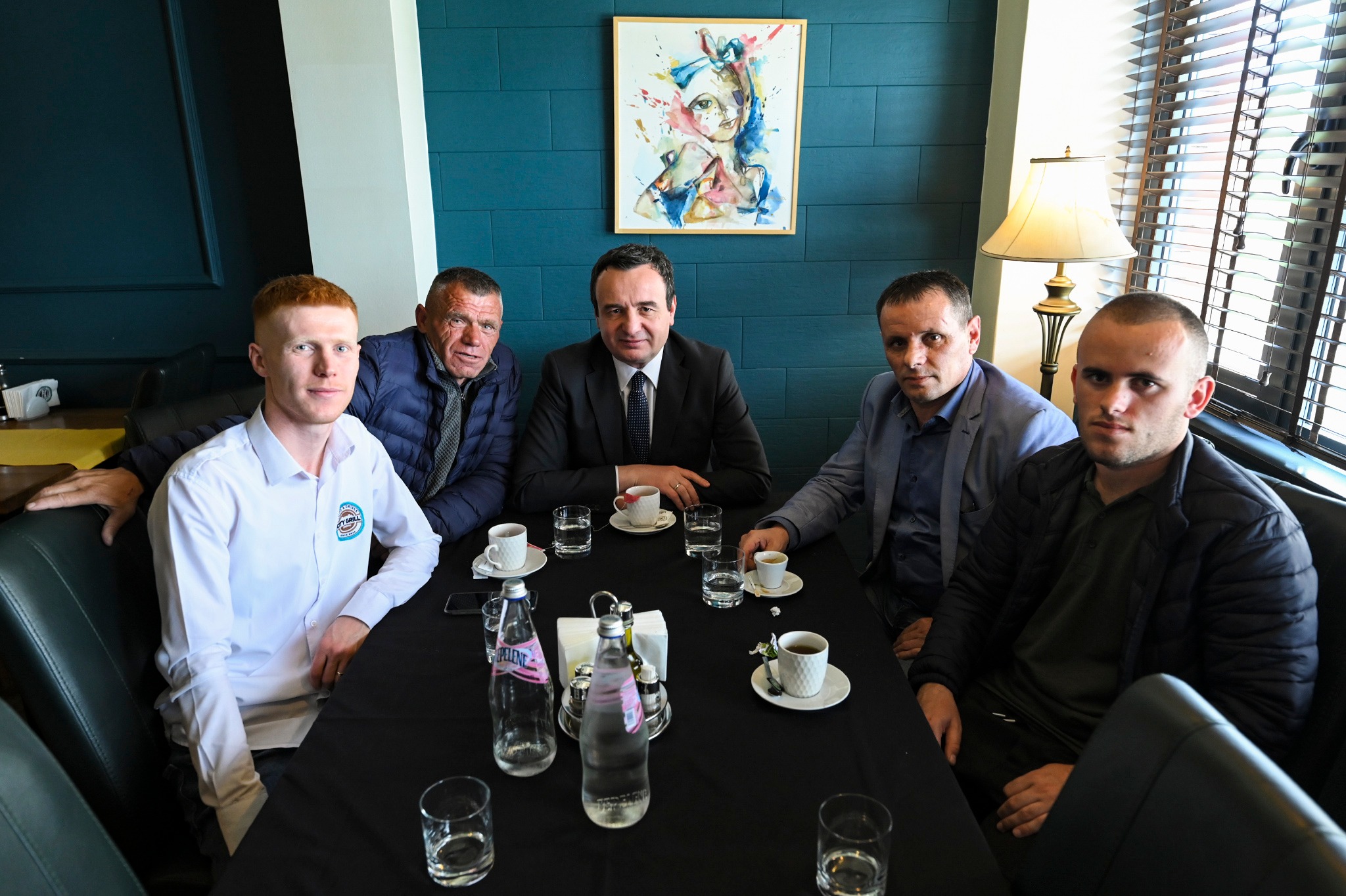 A agjëroi Kurti sot? Një filxhan çaji i konsumuar shihet para tij në ...