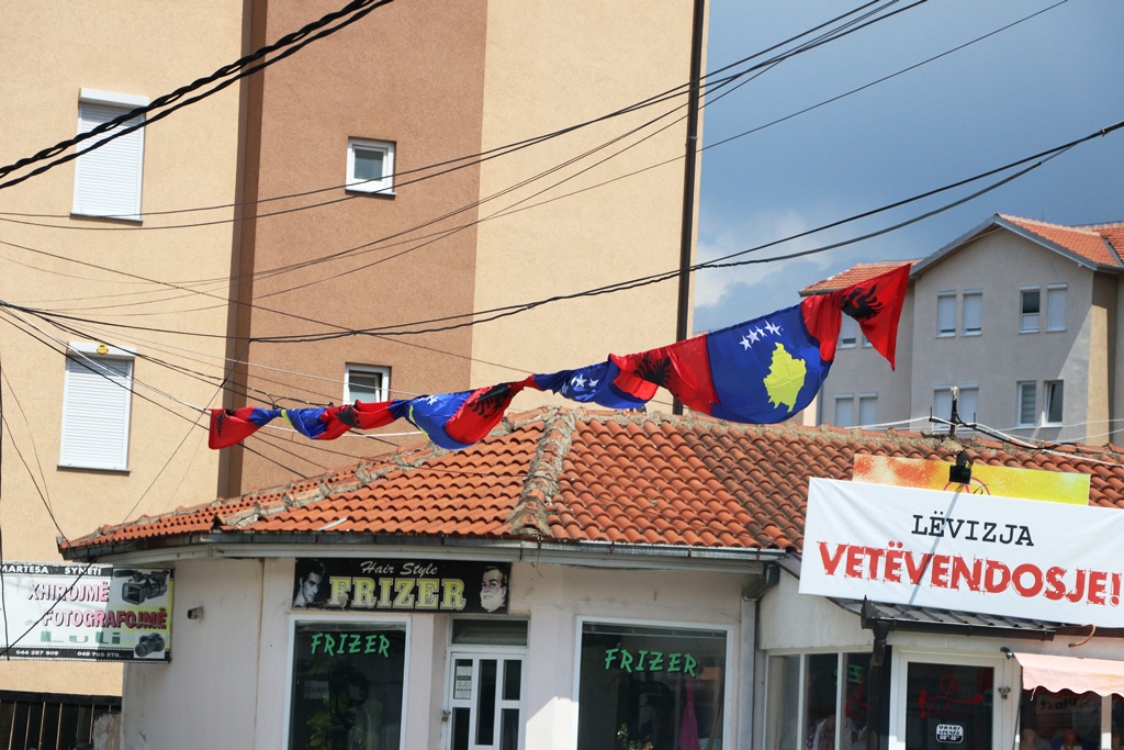 Vendosen flamuj të rinj kombëtarë dhe të Kosovës nëpër rrugë dhe në ...