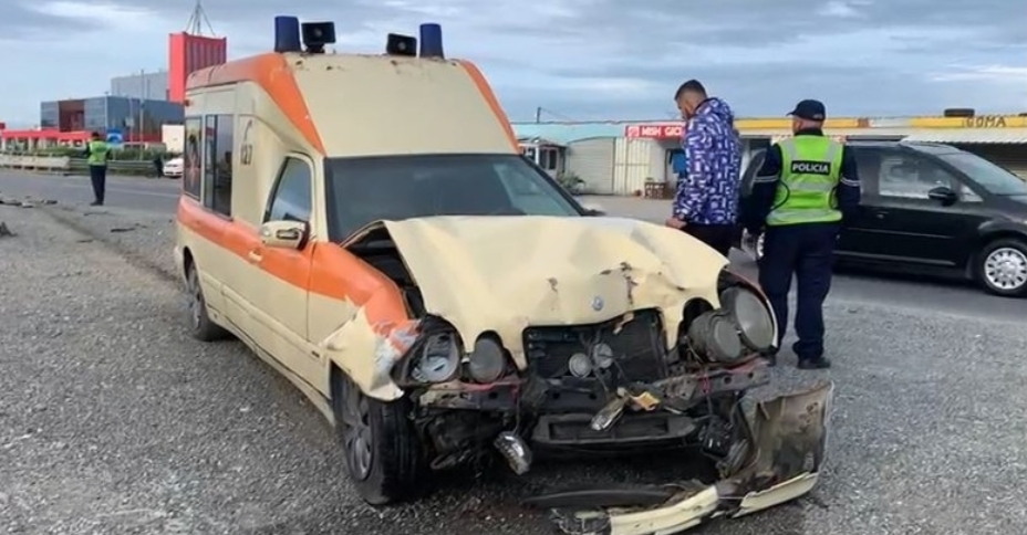 Aksident në aksin Lezhë-Milot, ambulanca përplaset me Ford-in, një i ... Aksident në aksin Lezhë-Milot, ambulanca përplaset me Ford-in, një i ...
