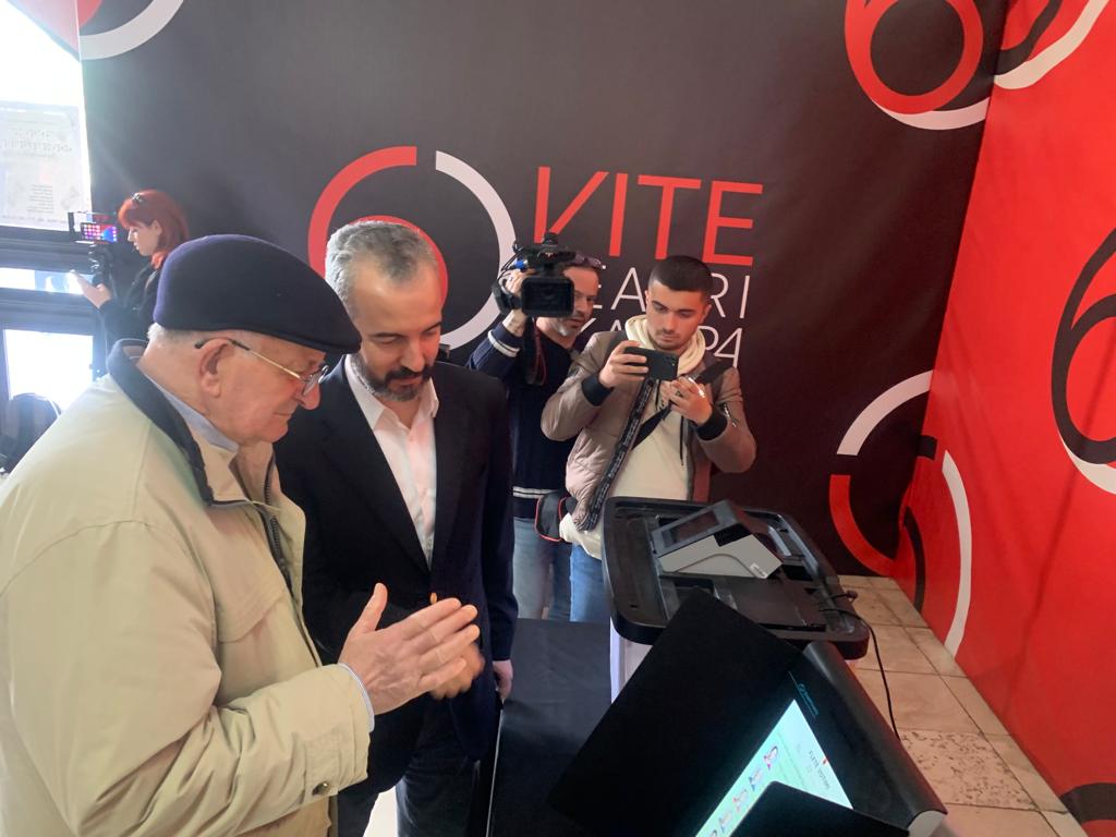 Zgjedhjet në Shqipëri, votim elektronik në 3 bashki - Gazeta Express