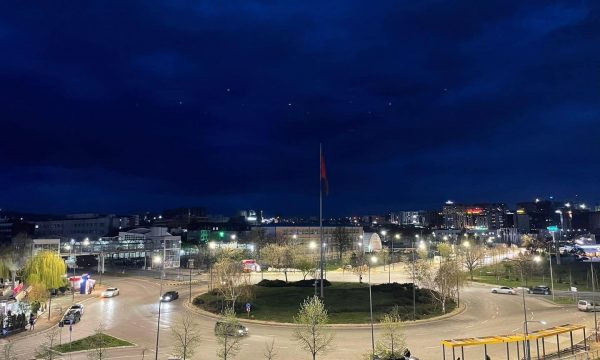 Ndriçohet Rrethi i Flamurit në Prishtinë - Gazeta Express