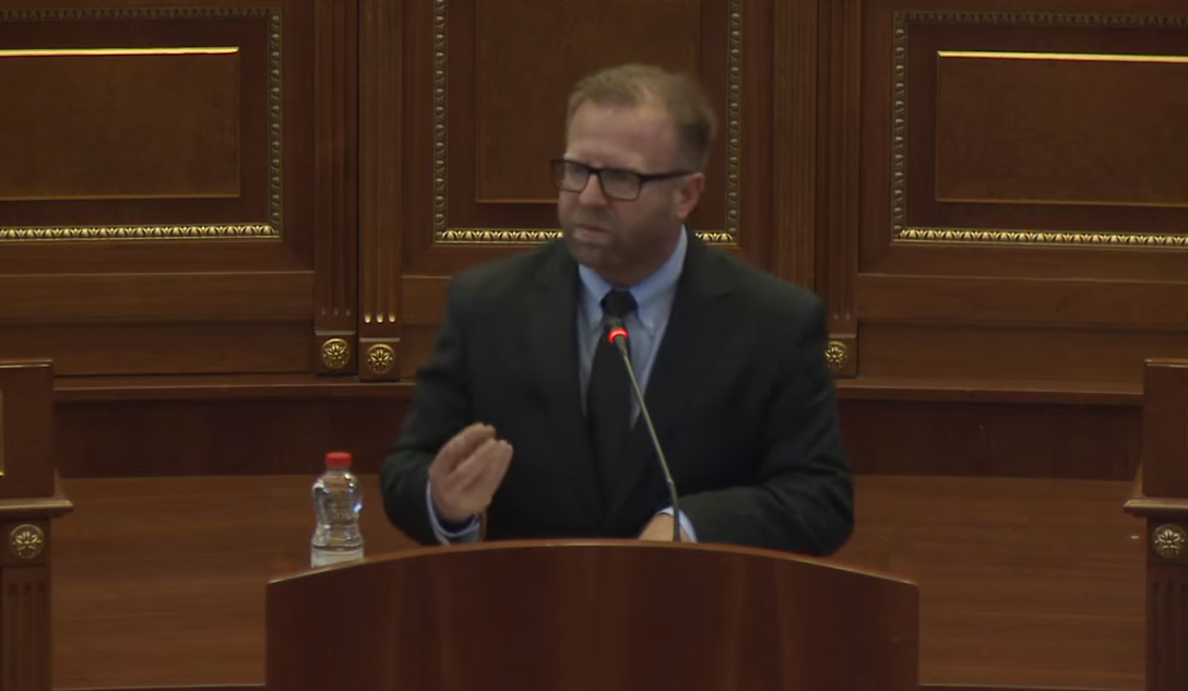 Haki Abazi përplaset sa del në foltore: “Kuvendin s’e udhëheq Dejona ...