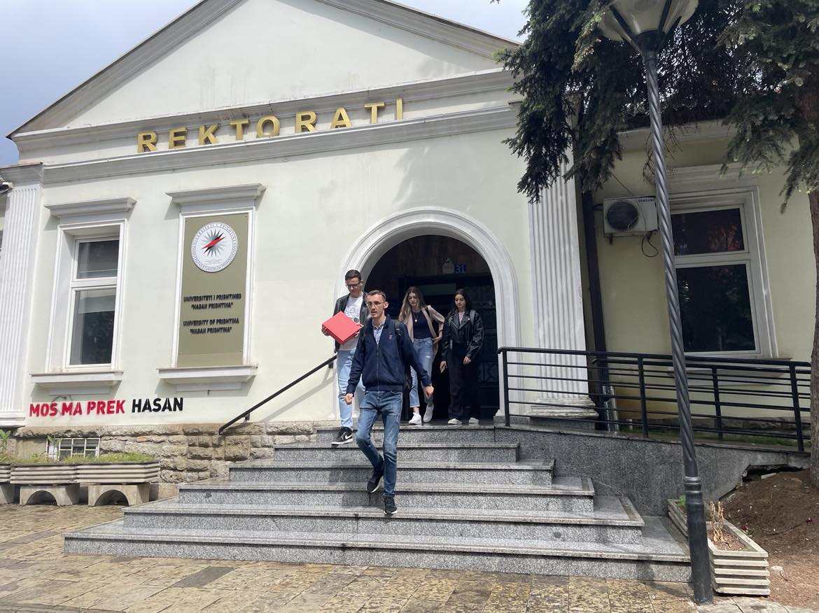 Studentët dorëzojnë peticionin në Rektorat, kërkojnë që UP-së mos t’i ...