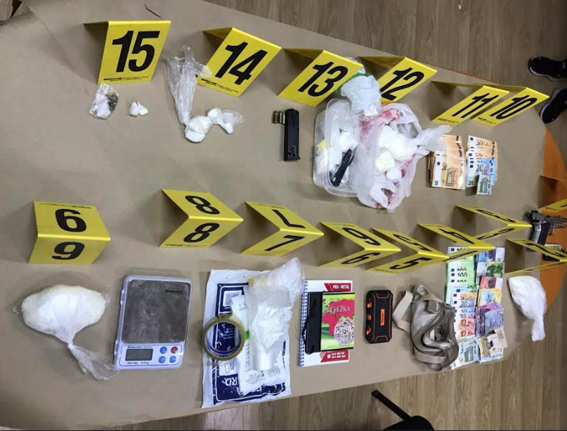 Prangosen 4 persona në Prishtinë, Policia iu sekuestron drogë, para ... Prangosen 4 persona në Prishtinë, Policia iu sekuestron drogë, para ...
