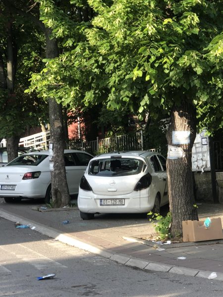 Gjendet e thyer dhe me simbole ruse vetura e T7 në Zveçan - GazetaBlic Gjendet e thyer dhe me simbole ruse vetura e T7 në Zveçan - GazetaBlic