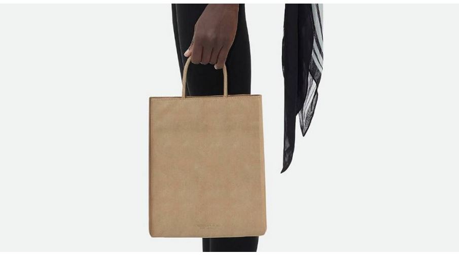 Kjo çantë si qese letre kushton 2000 euro dhe a e dini pse? - Gazeta ...