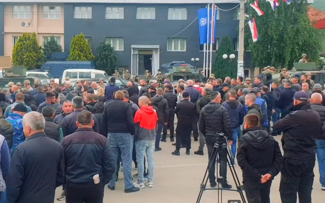 Deputeti Zyba bashkë me kryetarin e Leposaviqit ndodhen brenda Komunës ... Deputeti Zyba bashkë me kryetarin e Leposaviqit ndodhen brenda Komunës ...