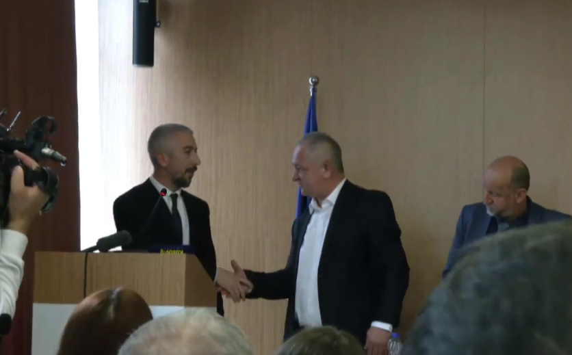 Erden Atiq betohet si kryetari i ri i Mitrovicës së Veriut - Gazeta Express