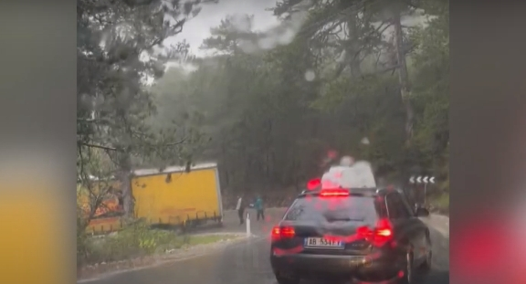 Shkak lagështia, furgoni del nga rruga në kthesat e Llogarasë (VIDEO ...