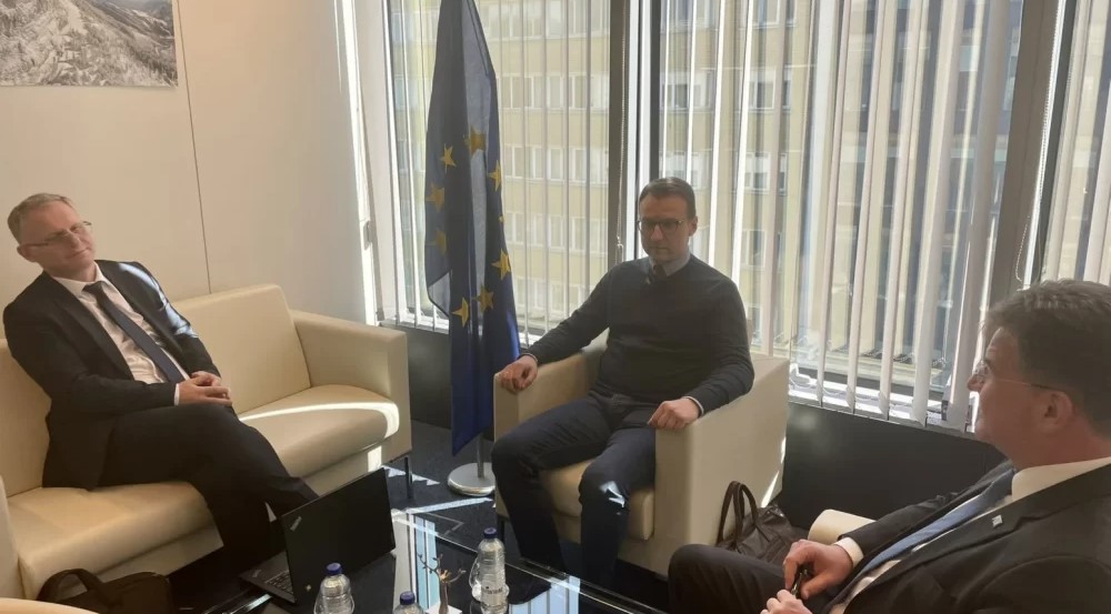 Bislimi e Petkoviq përballë njëri-tjetrit, ka nisur takimi në Bruksel ...