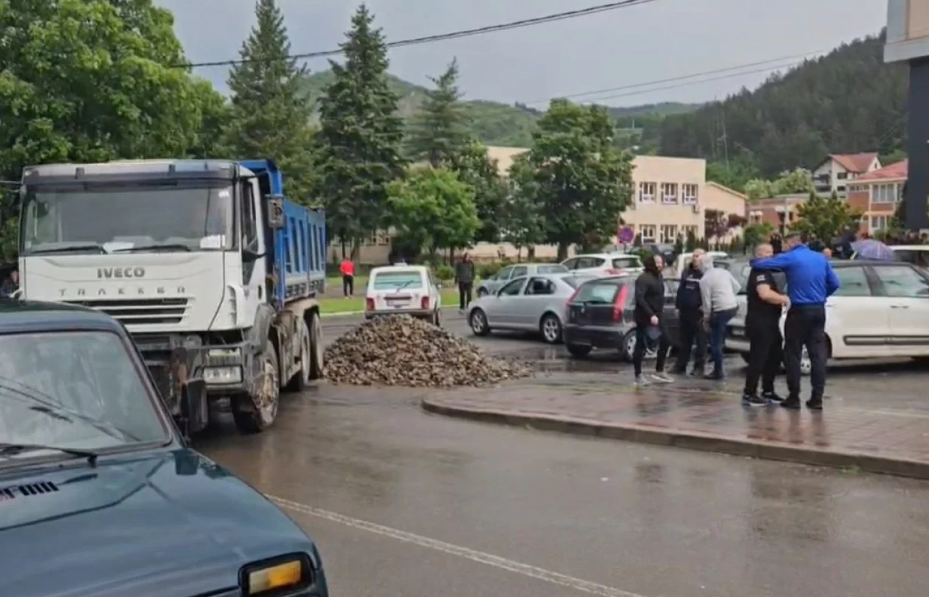 Kamioni hedh zhavorr në rrugën afër objektit të Komunës së Leposaviqit ...