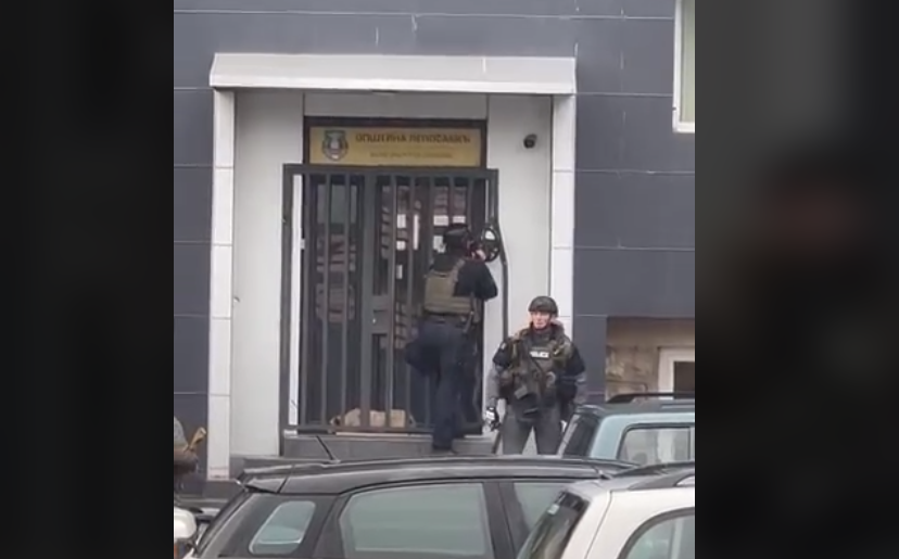 Nis Hapja E Derës Për Ta Futur Kryetarin E Leposaviqit Në Zyre Pritet