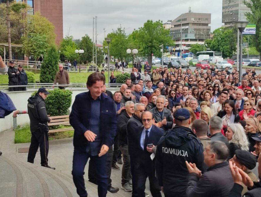 Zhan Mitrev i pritur me duartrokitje dhe brohoritje nga ish-pacientët ...