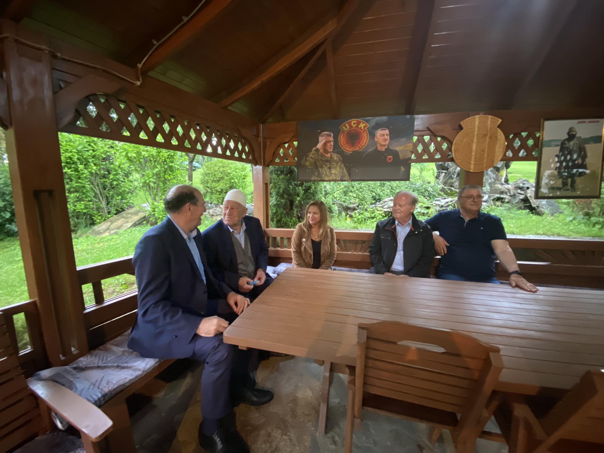 Nga SHBA në Burojë, kongresisti amerikan viziton prindërit e Hashim ...