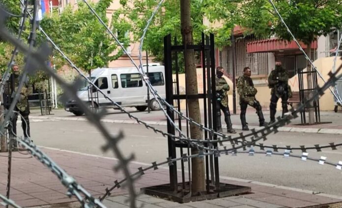 Qytetarët raportojnë për tri vetura të dëmtuara nga protestuesit në ... Qytetarët raportojnë për tri vetura të dëmtuara nga protestuesit në ...