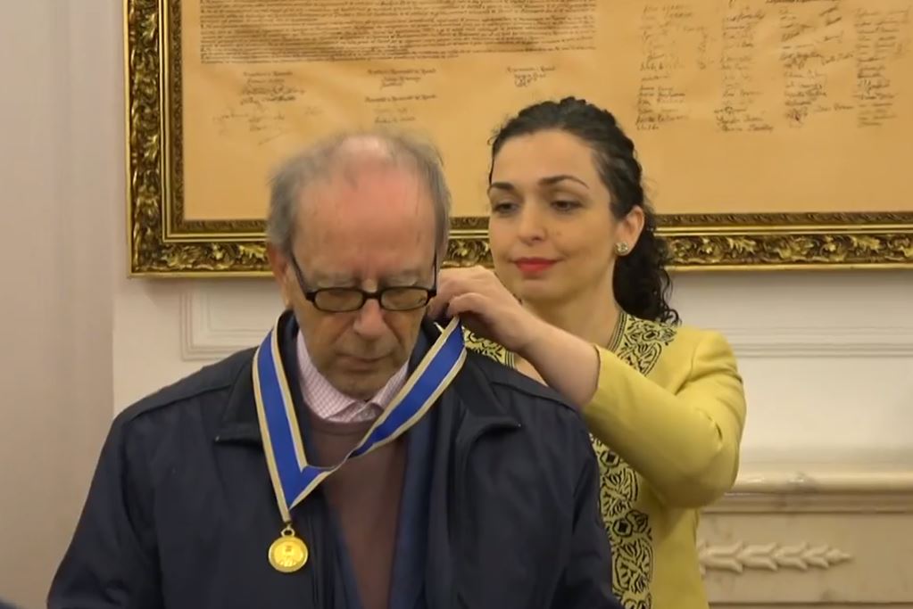 Osmani e dekoron shkrimtarin Ismail Kadare me urdhrin “Hasan Prishtina ...