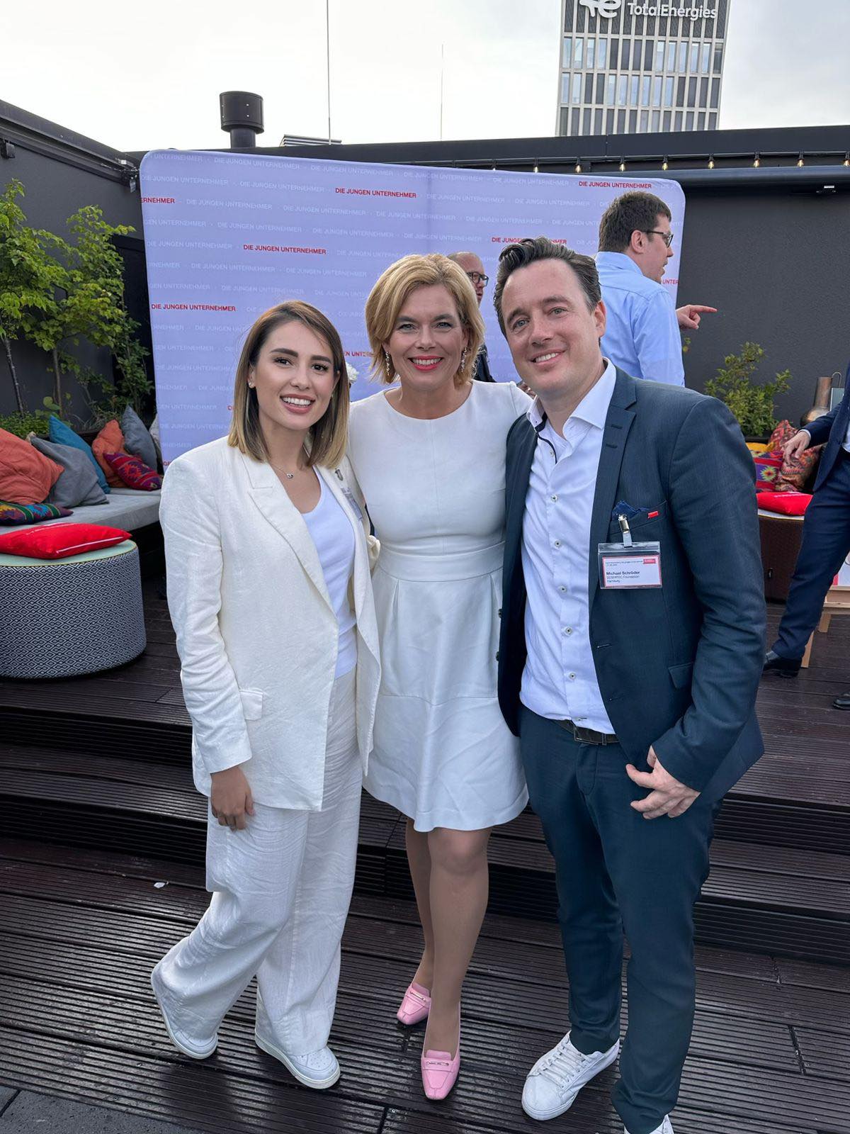 Vlera Devolli bashkë me liderin e CDU-së në promovimin e Sara Rosner ...