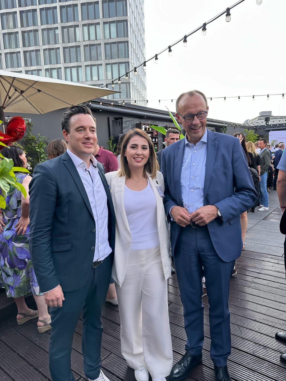 Vlera Devolli bashkë me liderin e CDU-së në promovimin e Sara Rosner ...