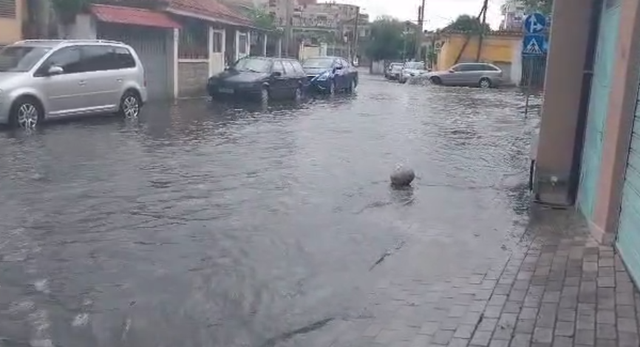 Stuhi shiu në Shqipëri, përmbyten disa rrugë - Gazeta Express