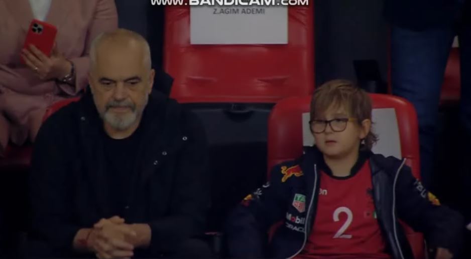 I shoqëruar nga Zaho, kryeministri Rama ndjek në stadium Kombëtaren ...