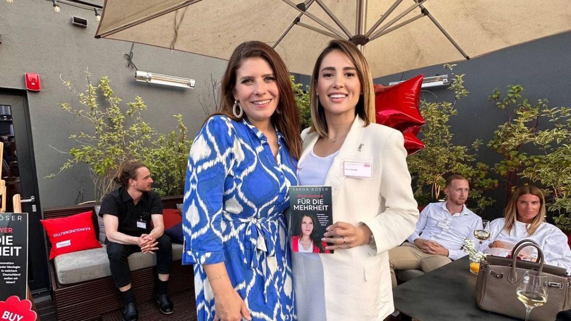 Vlera Devolli bashkë me liderin e CDU-së në promovimin e Sara Rosner ...
