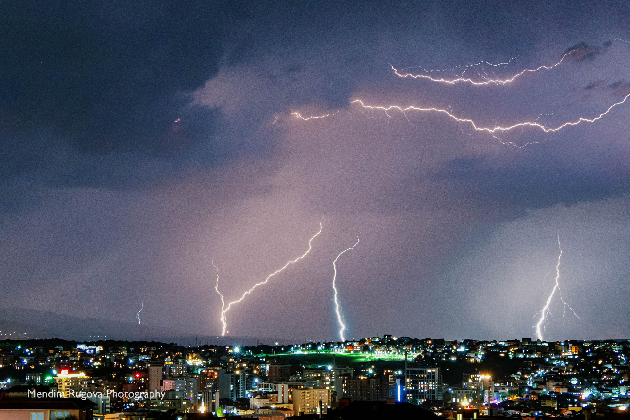 Pamje mahnitëse të rrufesë në Prishtinë - Gazeta Express