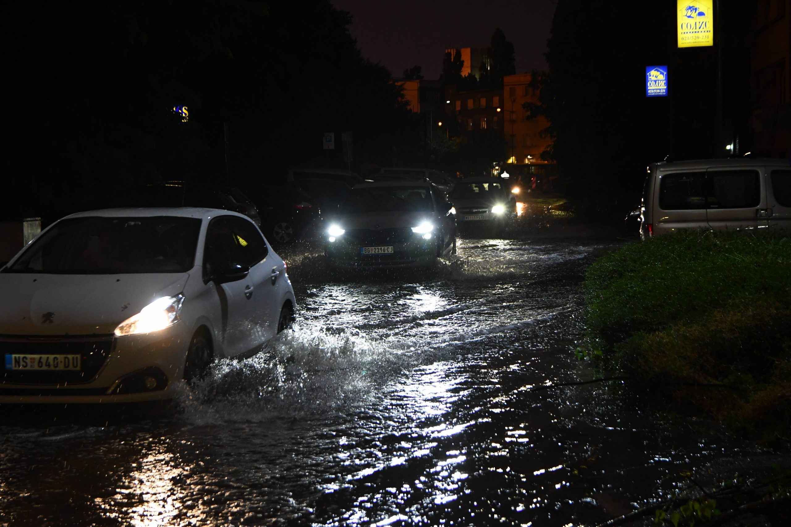 Erëra të forta, shi, vetëtima e breshër, Serbia përfshihet nga një ...