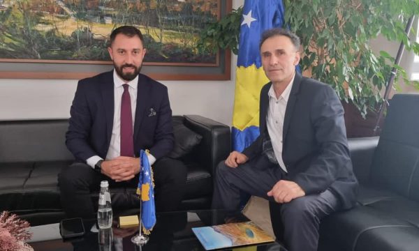 Krasniqi: Katër serbë bëhen pjesë e kabinetit të Kryetarit të Komunës ...