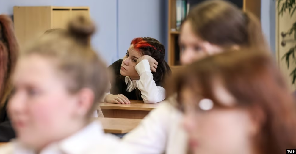 Inteligjenca britanike thotë se Rusia do t’i përfshijë në shkolla ... Inteligjenca britanike thotë se Rusia do t’i përfshijë në shkolla ...