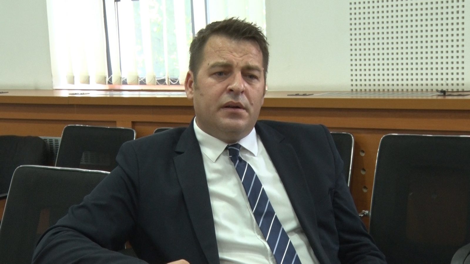 Muja akuza PDK'së: Te shtresat primitive është interesante t'i jepet ...