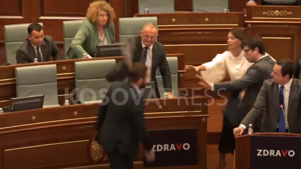 Rrahja në Kuvend, Lushtaku gjuan ujë në drejtim të Kurtit dhe Besnik ...