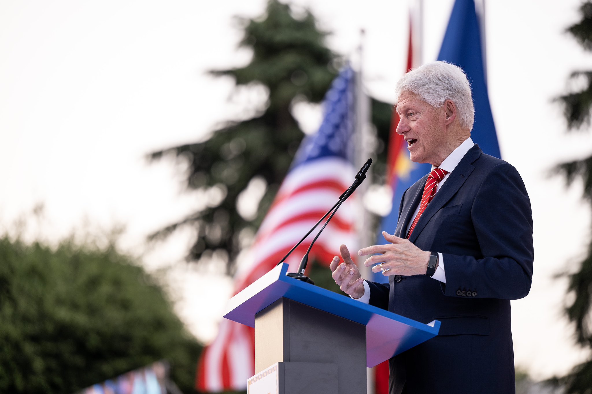 Clinton shkruan për vizitën në Shqipëri: Ka qenë nder të punoj me ... Clinton shkruan për vizitën në Shqipëri: Ka qenë nder të punoj me ...